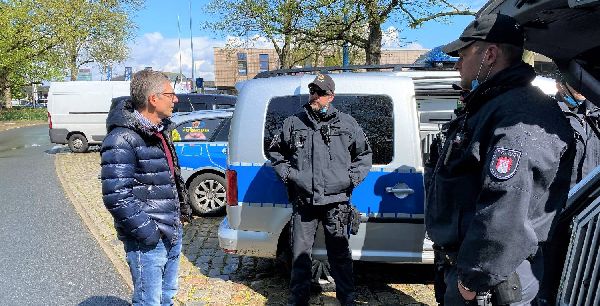 Nazi-Demo: 1000 Einsatzkräfte machen Harburgs ZOB zur Polizei-Festung ...