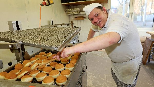 Berliner zu Silvester: Bei Bäcker Becker läuft die Produktion auf ...